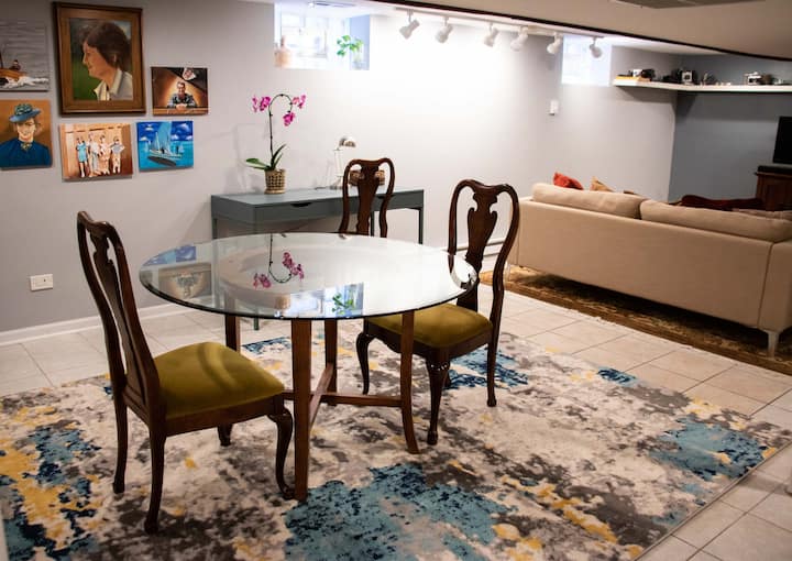 Private Suite Near Train. - Chicago