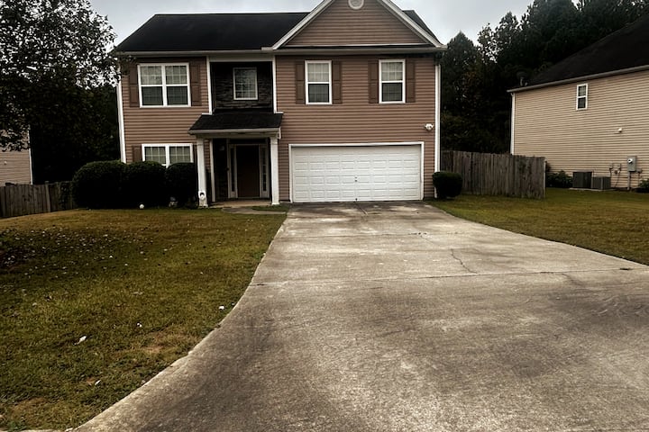 Spacious 4br Retreat W/private Yard - Fairburn, GA