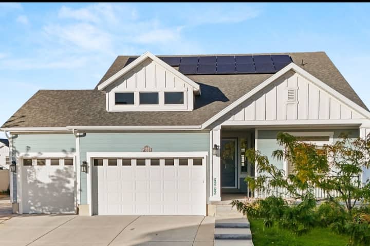 Modern Design Meets Elegant & Breathtaking Retreat - South Jordan, UT