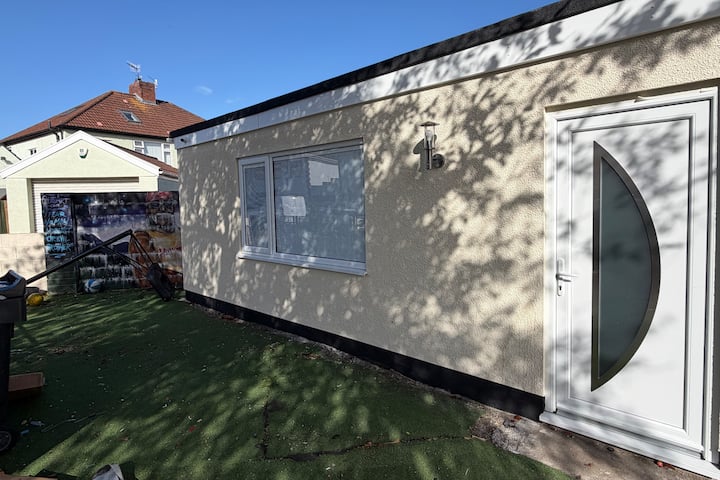 Studio Apartment Located In Ashton 
Wc/shower - Bristol