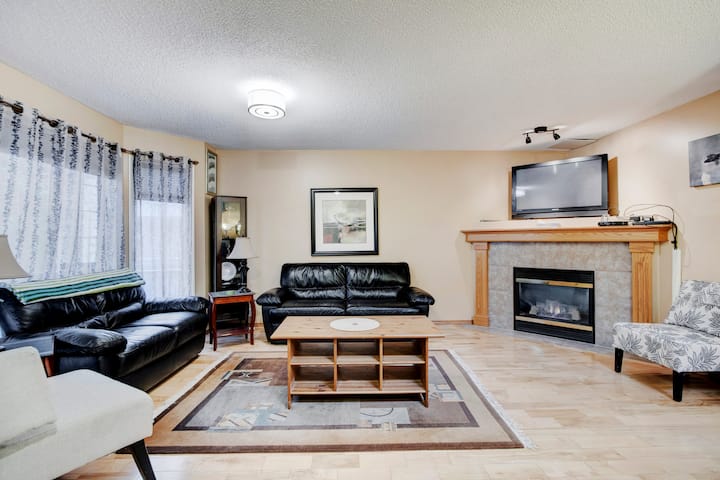8m Yyc / 20m Dt Private 3 Bd Home W Fireplace - Calgary