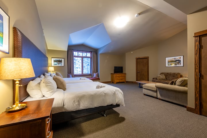 Copper Horse Lodge - 2 Queens Deluxe Room - Golden