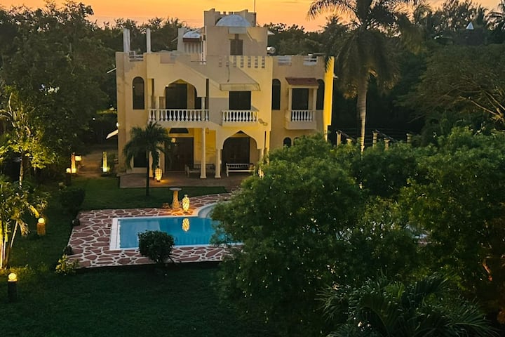 Luxury 4 Bedroom Villa In Galu Beach, Diani - Diani Beach