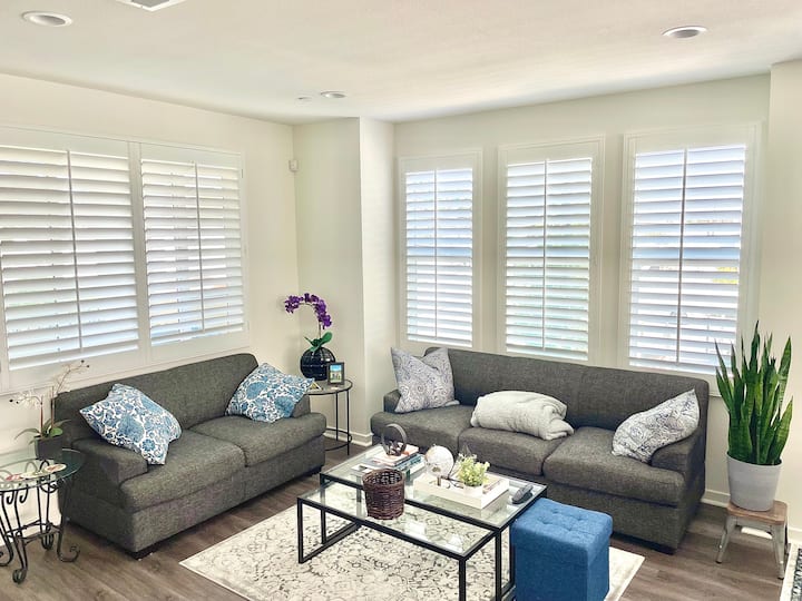 Beautiful New Condo Minutes From The Beach - Newport Beach, CA