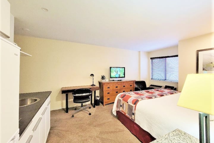 Professionally Managed Studio  W/kitchenette! - Aurora