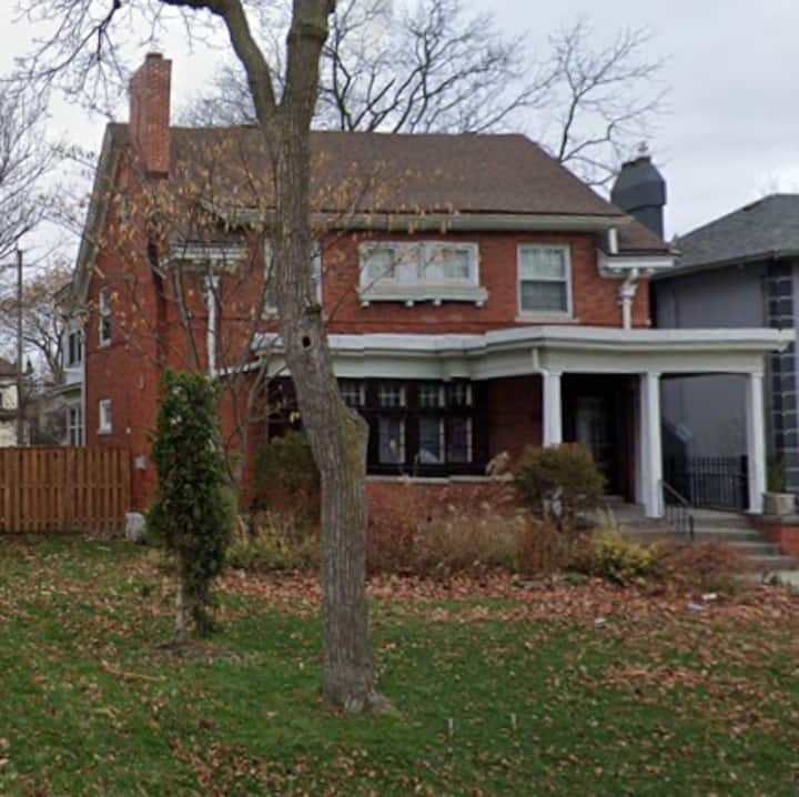 Private 2 Bedroom Apartment In Prime Location - Windsor