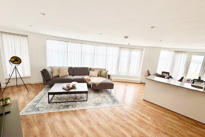 Luxury 2-bed Penthouse W/ Gorgeous Views | Parking - Uxbridge