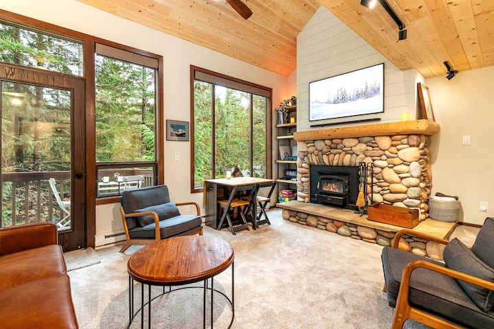 Newly Renovated, Heated Tile, Treehouse-like View - Glacier, WA