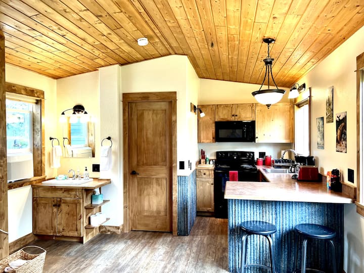 Cozy Cabin-  Central Location & Near Glacier - Columbia Falls, MT