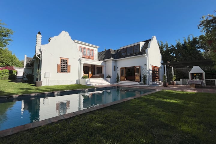 Cape Dutch 5br Gem | Mountain Views | Pool | Solar - Kapstadt