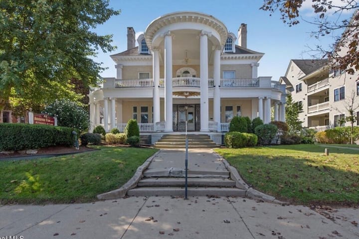 Saratoga Charm In The Best Location - Saratoga Springs, NY