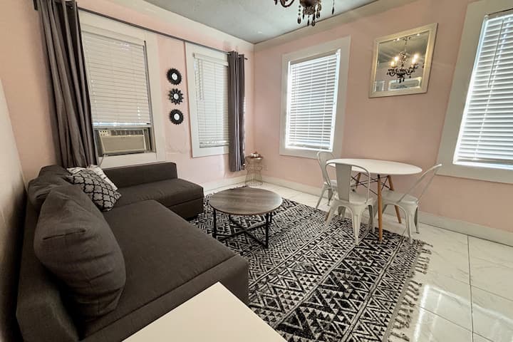 Fun, Affordable And Close To Everything! - West Palm Beach, FL