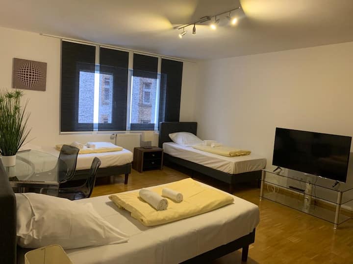 3 Einzelbetten! Großes Zimmer (Paris-style) 32 - Stuttgart