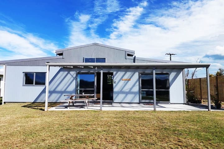 A Near New Comfortable House By The Sea - Tolaga Bay