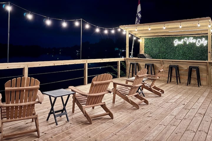 Cute Lakeside Getaway / Deck / Cozy Loft / Firepit - Peninsula, Albion