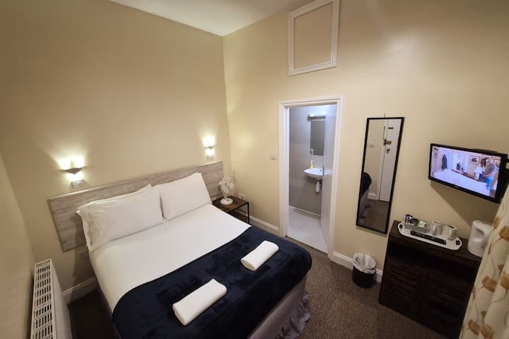Hotel – Small Double Room With Ensuite (Sleeps 2) - Portsmouth
