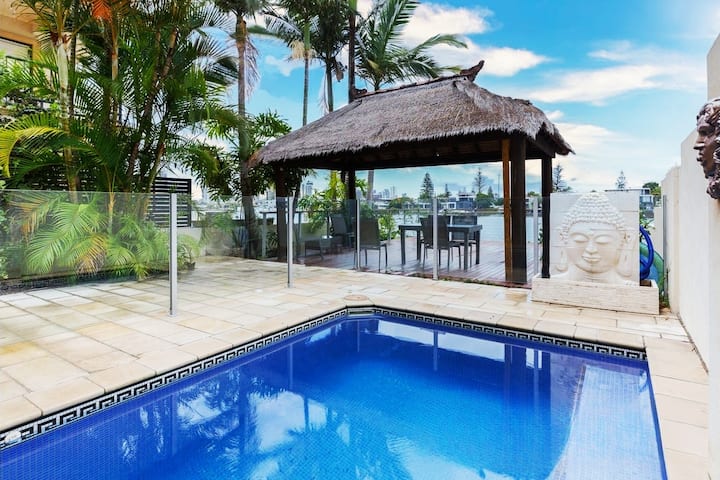 Lux Waterfront Oasis With Pool, Bali Hut & Pontoon - Surfers Paradise