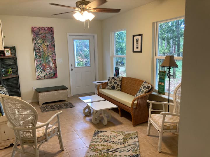 Dj's Cozy Campus Getaway - Gainesville, FL