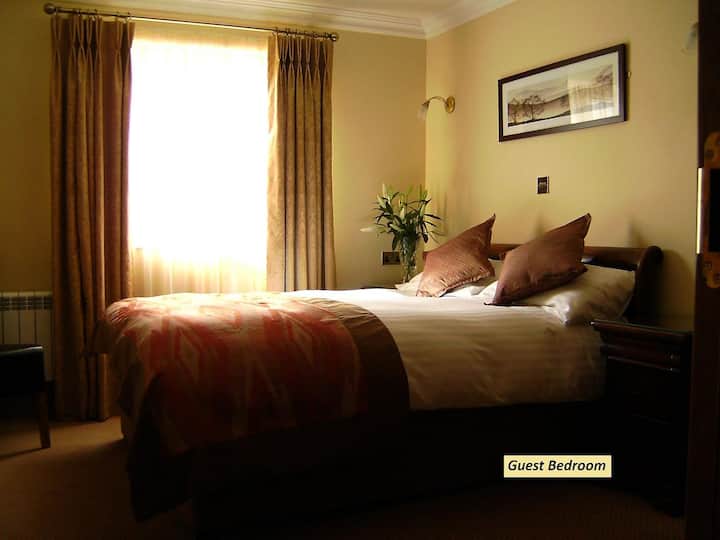 Lovely Larkinley ; Easy To Find / Hard To Leave - Killarney, Ireland