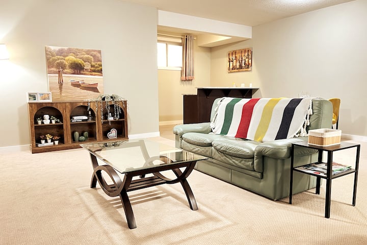 Cozy Private 1-br | Separate Entry + Free Parking - Canada