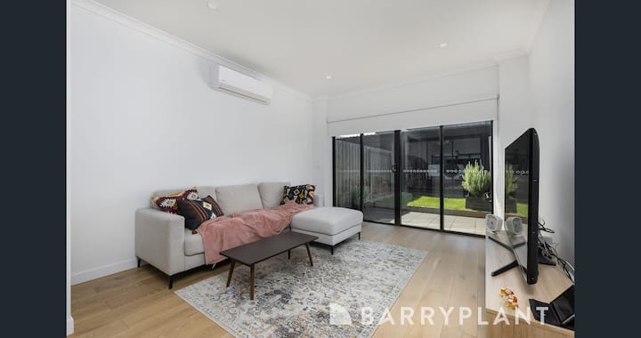 Central Point Cook Townhouse - Point Cook