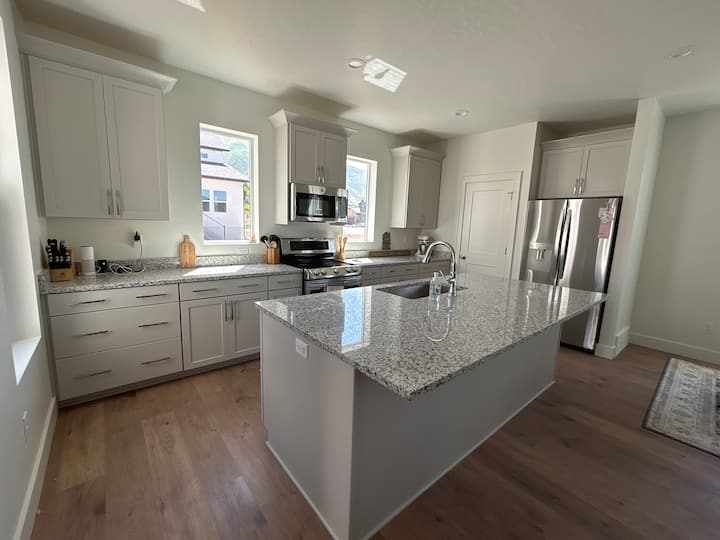 Lagoon Family Stay - Cliffhanger, Farmington