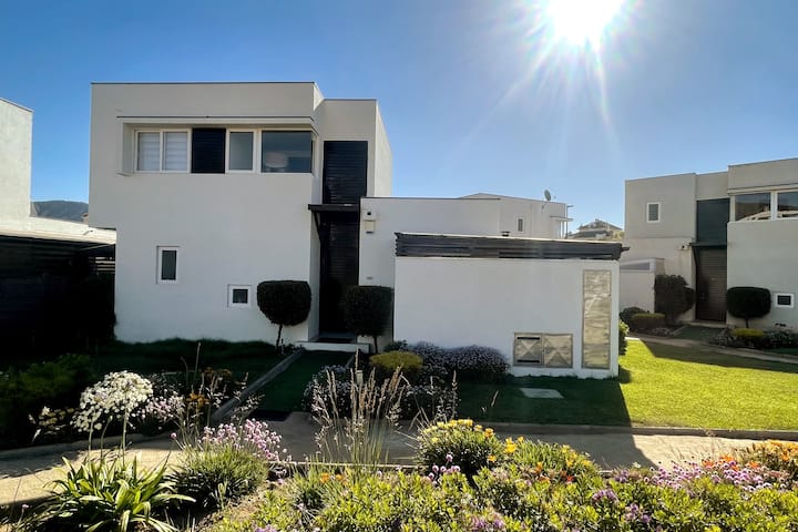 Hermosa Y Moderna Casa Mediterranea En Condominio - Papudo