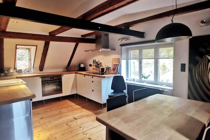 Gemütliche & Großzügige 2 Zi. Dachgeschosswohnung - Munich