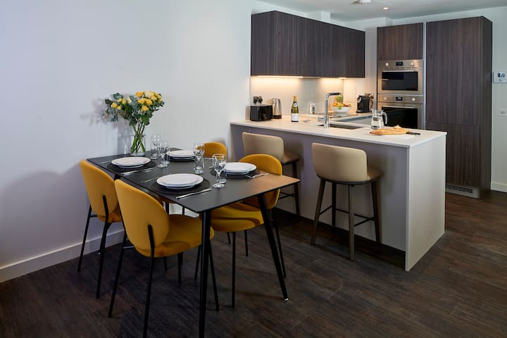 Modern 1 Bedroom Apartment - Gym, Pool & Rooftop - London