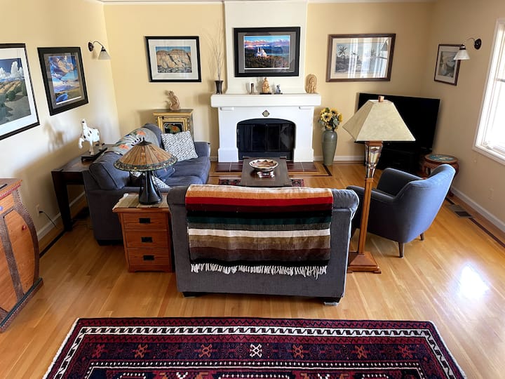 Art Filled Oakland Hills Beauty - Piedmont, CA