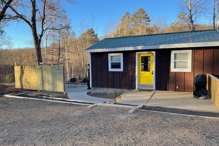 "Bear" Necessities Tiny Home W/ Outdoor Theater! - Minnesota