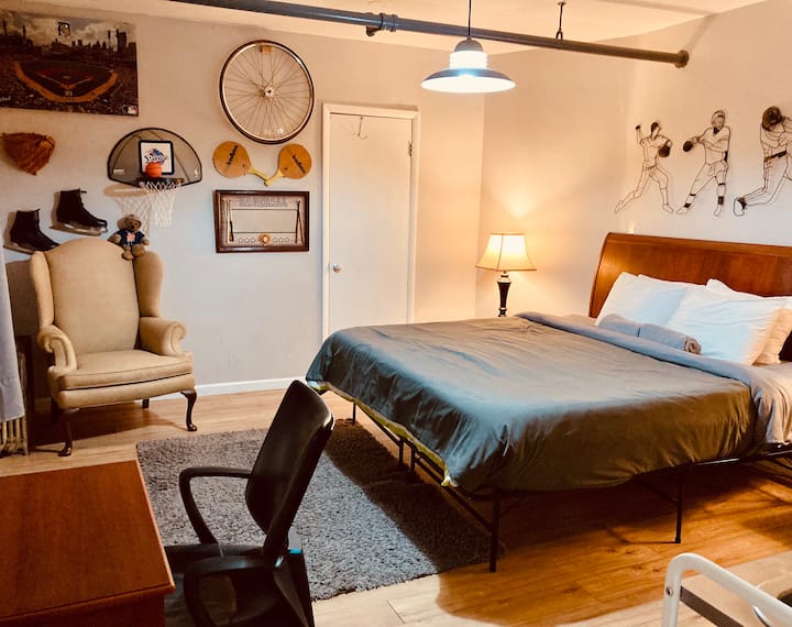 Cozy King: Bath & Kitchenette, Fast Wi-fi & Office - Detroit, MI