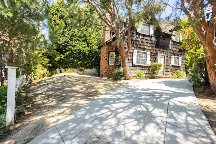 Charming Vintage Twnhse W La - Fst Wi-fi Prkng /48 - Beverly Hills, CA