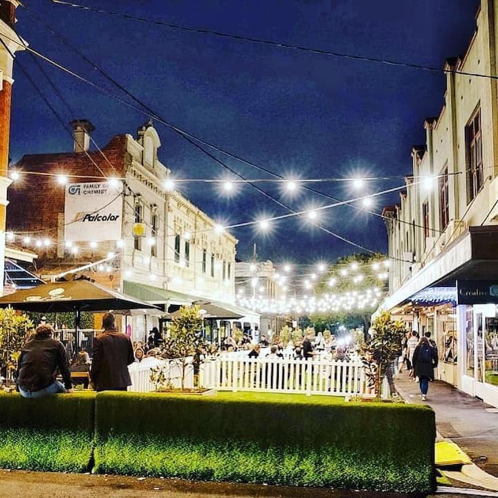 East Meets West Yarraville Village - 멜버른