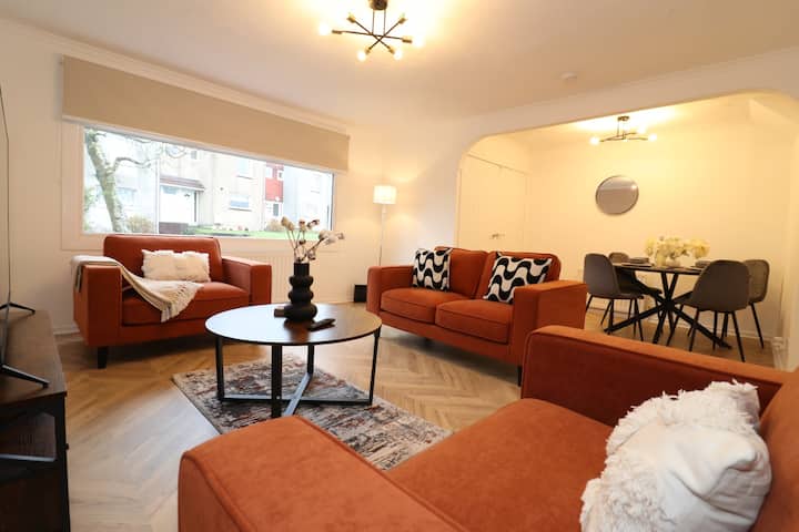 Modern 3br Home W/garden & Parking & Tvs All Round - East Kilbride