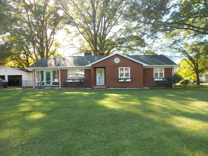 Cozy Mint Hill Home! - Midland, NC