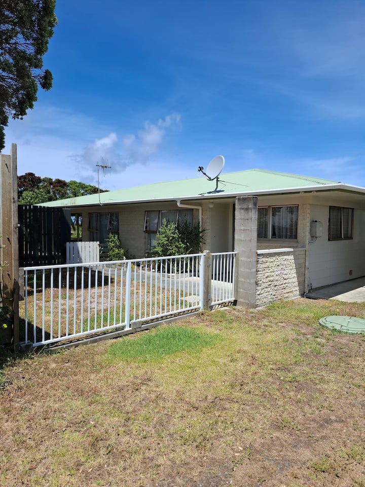 Ruakaka Beach Retro House - Ruakākā
