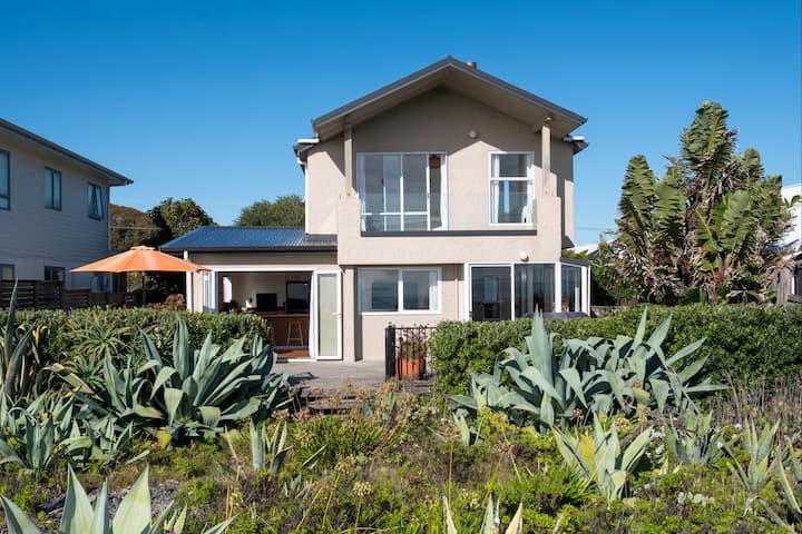 Beachfront Bliss - Stunning Views & Modern Comfort - Clive
