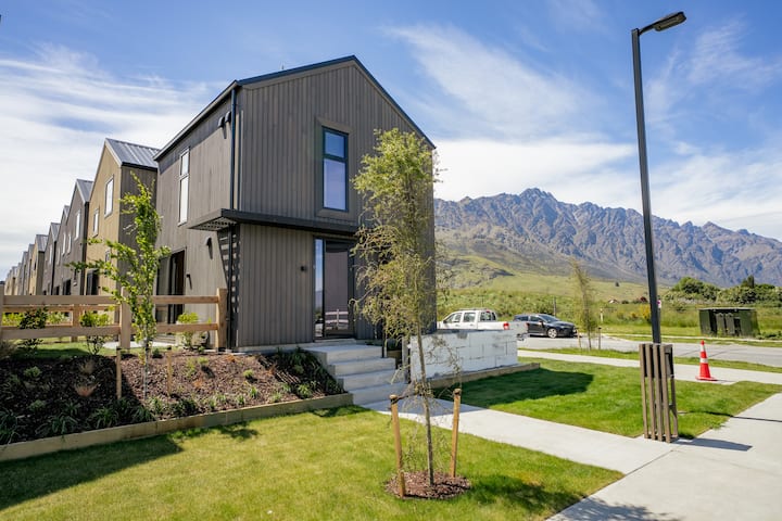 Mountain View Villa - Central, Parking & Views! - Queenstown