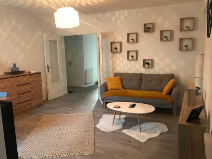 Douillet Et Central, Bus En Pied D'immeuble ! - Reims