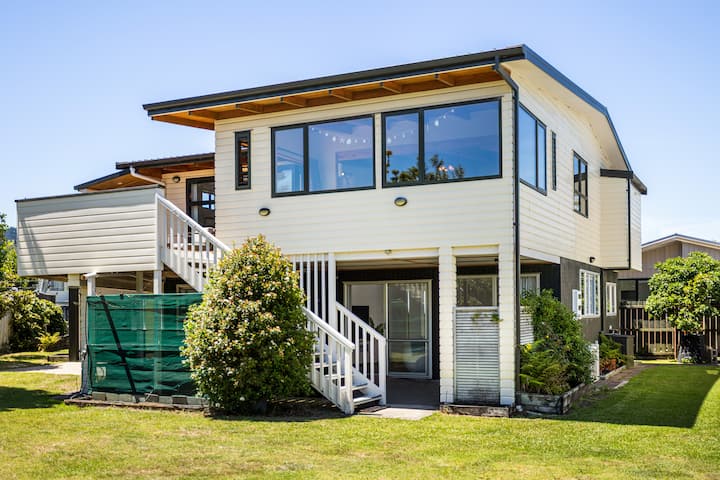 Multi-family Beach House With Games Room - Hahei