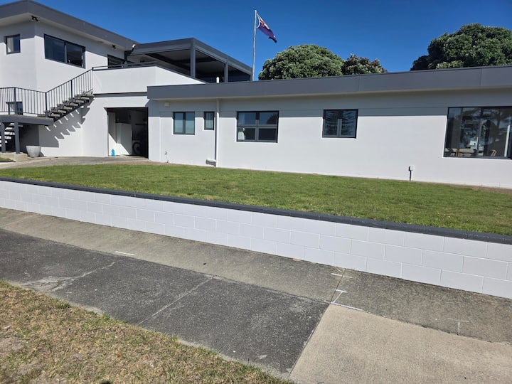 Ocean Views Opposite Surf Club - Whangamatā