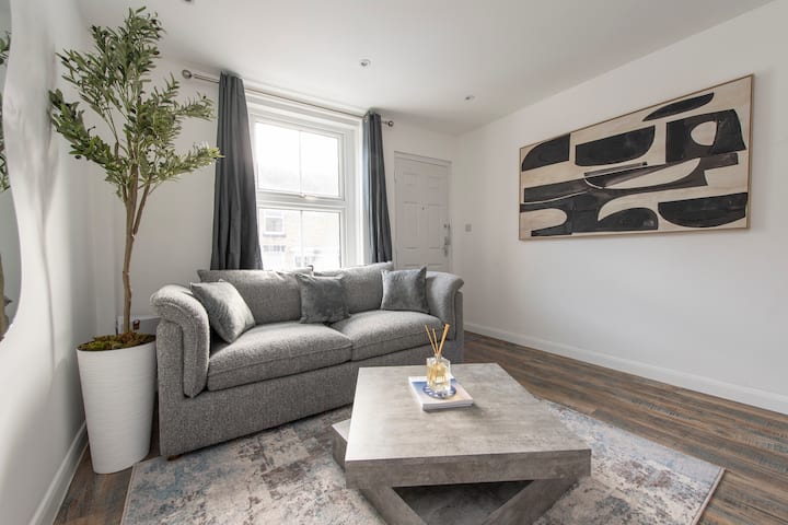 4-bed Maidstone House Sleeps 8 | Near East Station - Maidstone