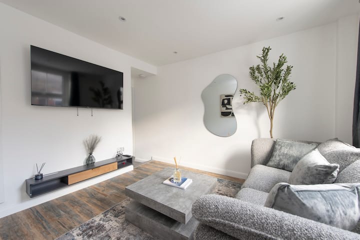 4-bed Maidstone House Sleeps 8 | Near East Station - Maidstone