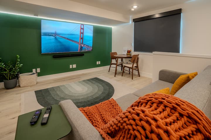 Sunnyside Cinema: King Bed + 2 Twin, 2 Desks, Yard - San Francisco, CA