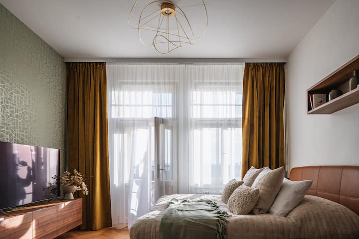 A Beautiful Balcony Apartment Filled With Sunlight - Prag