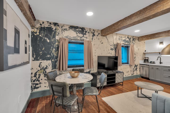 French Quarter, Streetcar Line, Steps To Bourbon - New Orleans, LA