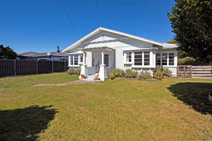 Character Bungalow In Central Location - Motueka