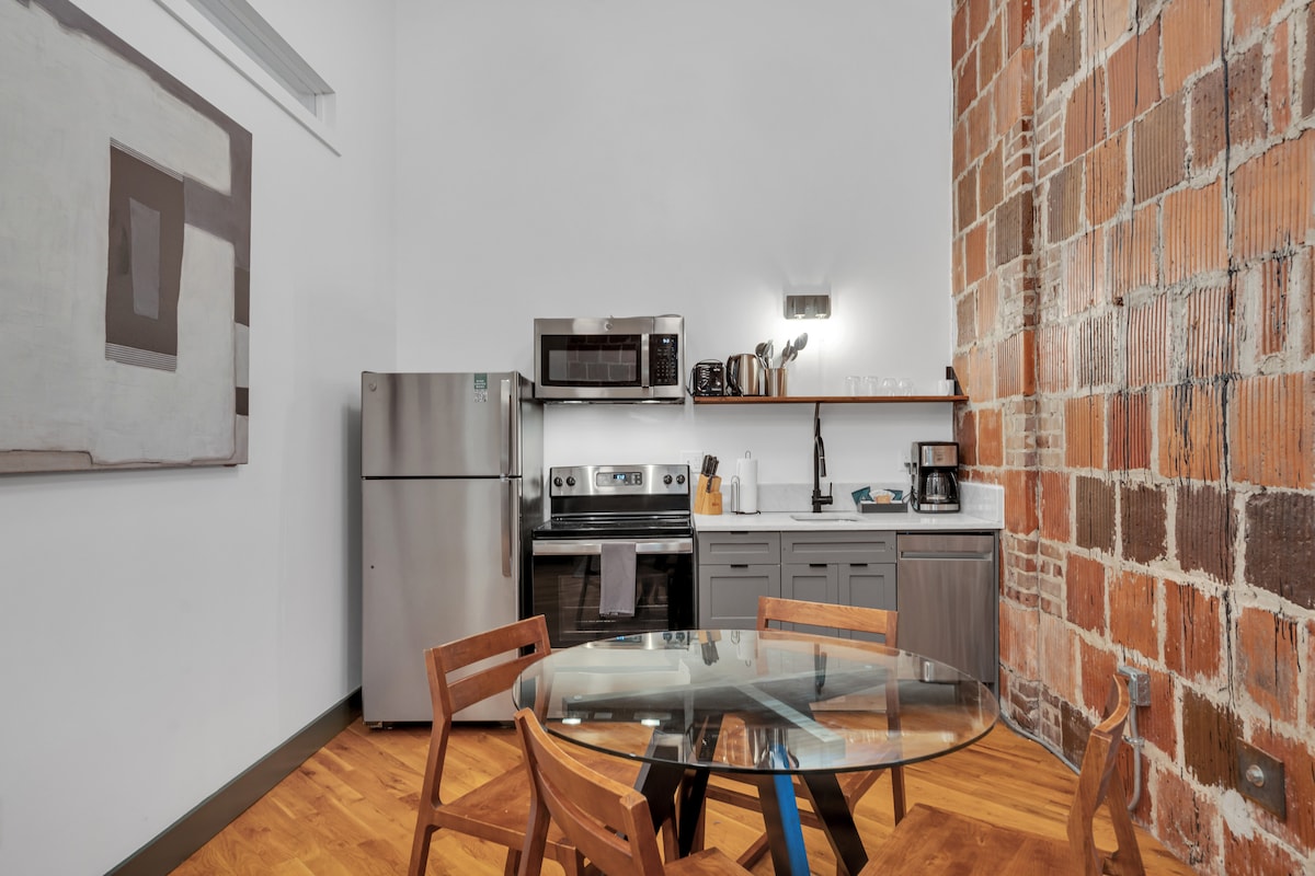 French Quarter, Central Location, Pool, Walkable - Hotels for Rent in ...