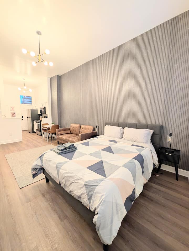 Stylish Manchester Efficiency Near Stadiums - Pittsburgh, PA